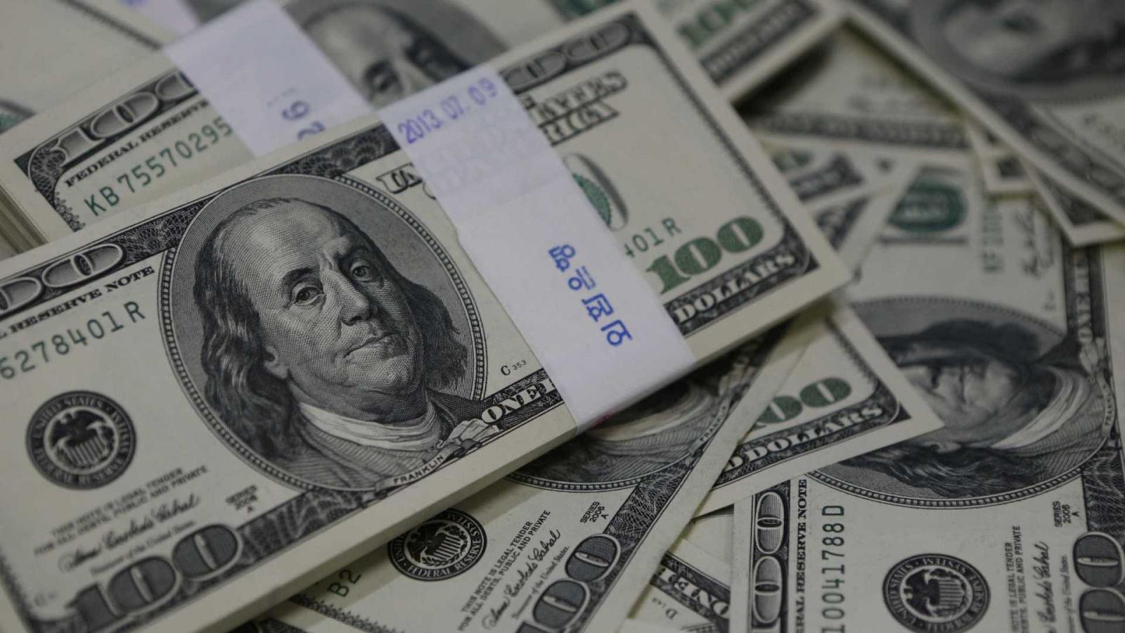Dólar comercial renova máxima em quatro meses e fecha em R$ 5,66