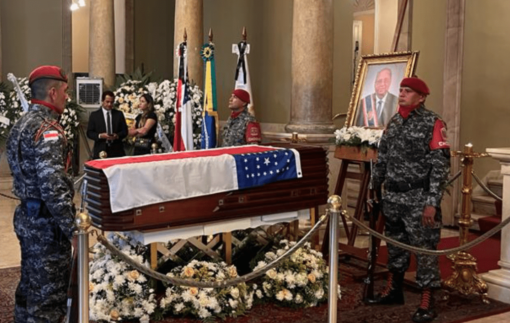 Autoridades participam de cerimônia fúnebre em homenagem a Amazonino Mendes