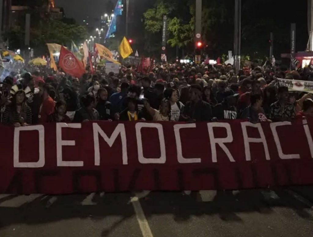 Número de autocracias supera o de democracias no mundo, diz estudo