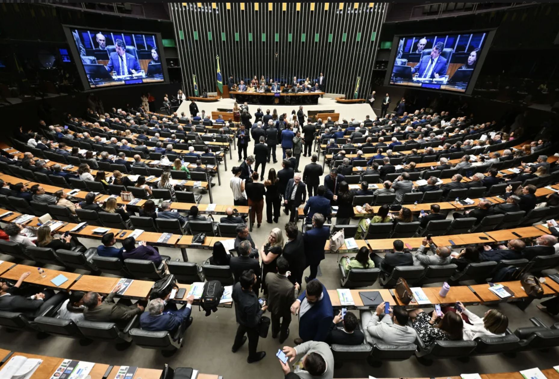Câmara dos deputados relaxa punições a partidos e permite parcelar ...